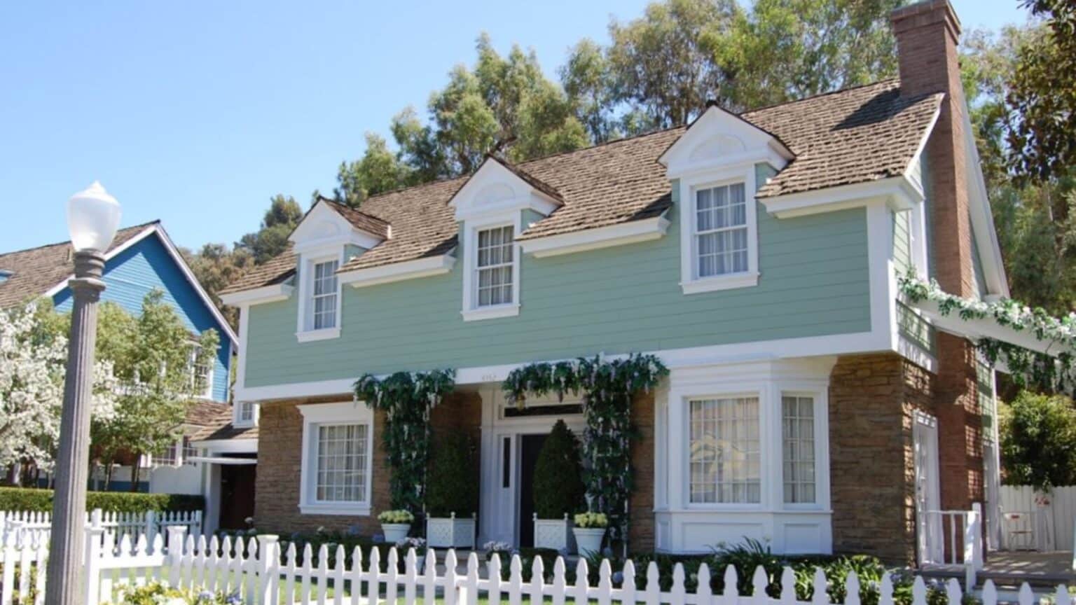 20 Iconic TV Houses and How Much They’re Worth in Real-Life